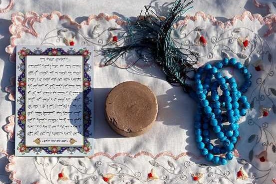 حکم گم شدن یا برداشتن مهر نماز توسط کودک چیست